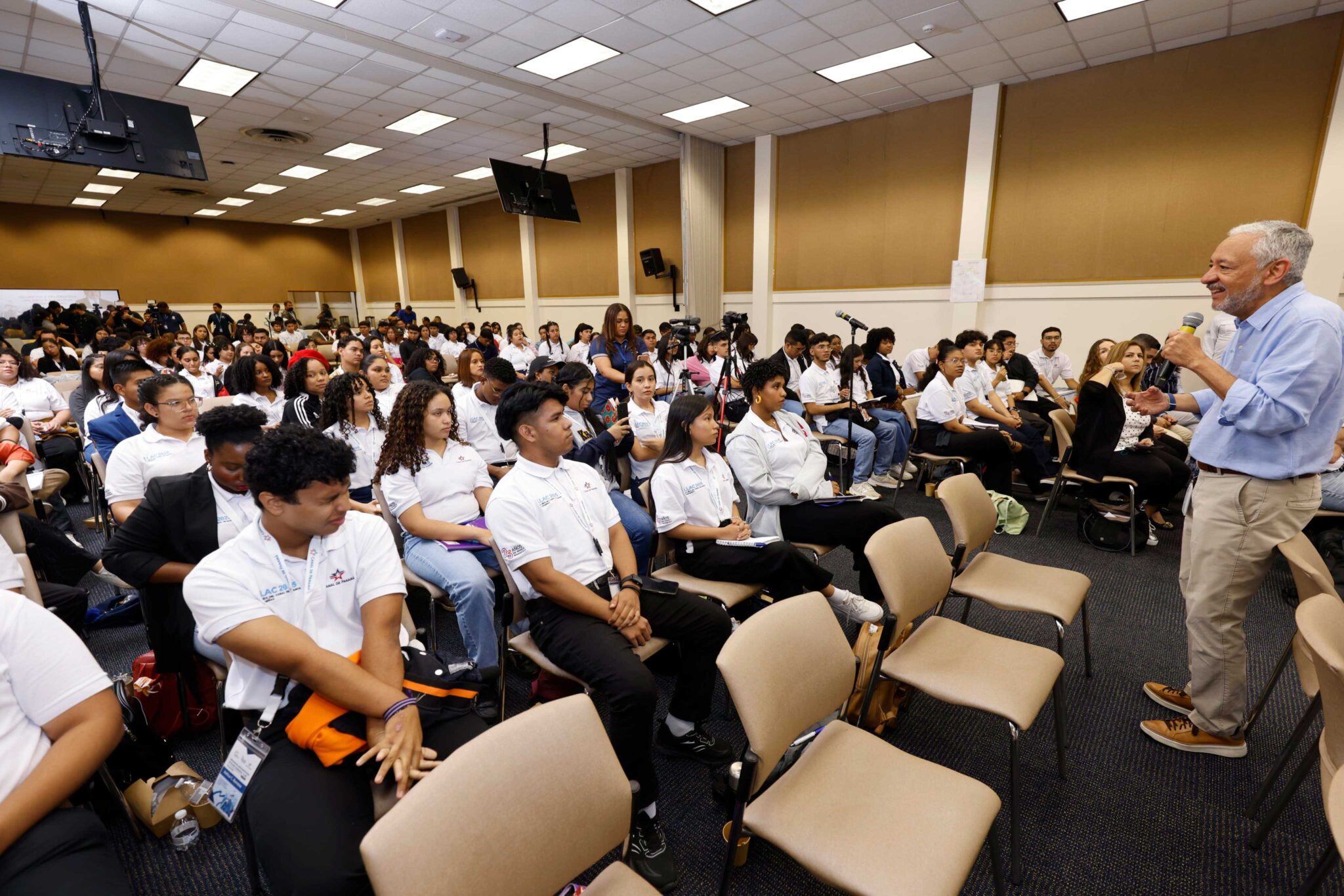 Jóvenes y líderes del Canal de Panamá dialogan sobre el presente y futuro de la vía ...