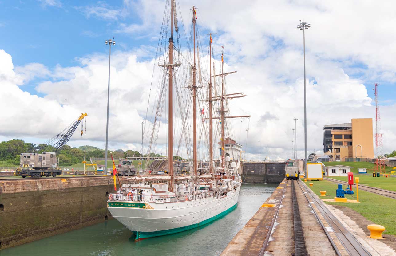 Buque Escuela Juan Sebastián de Elcano transita el Canal de Panamá ...